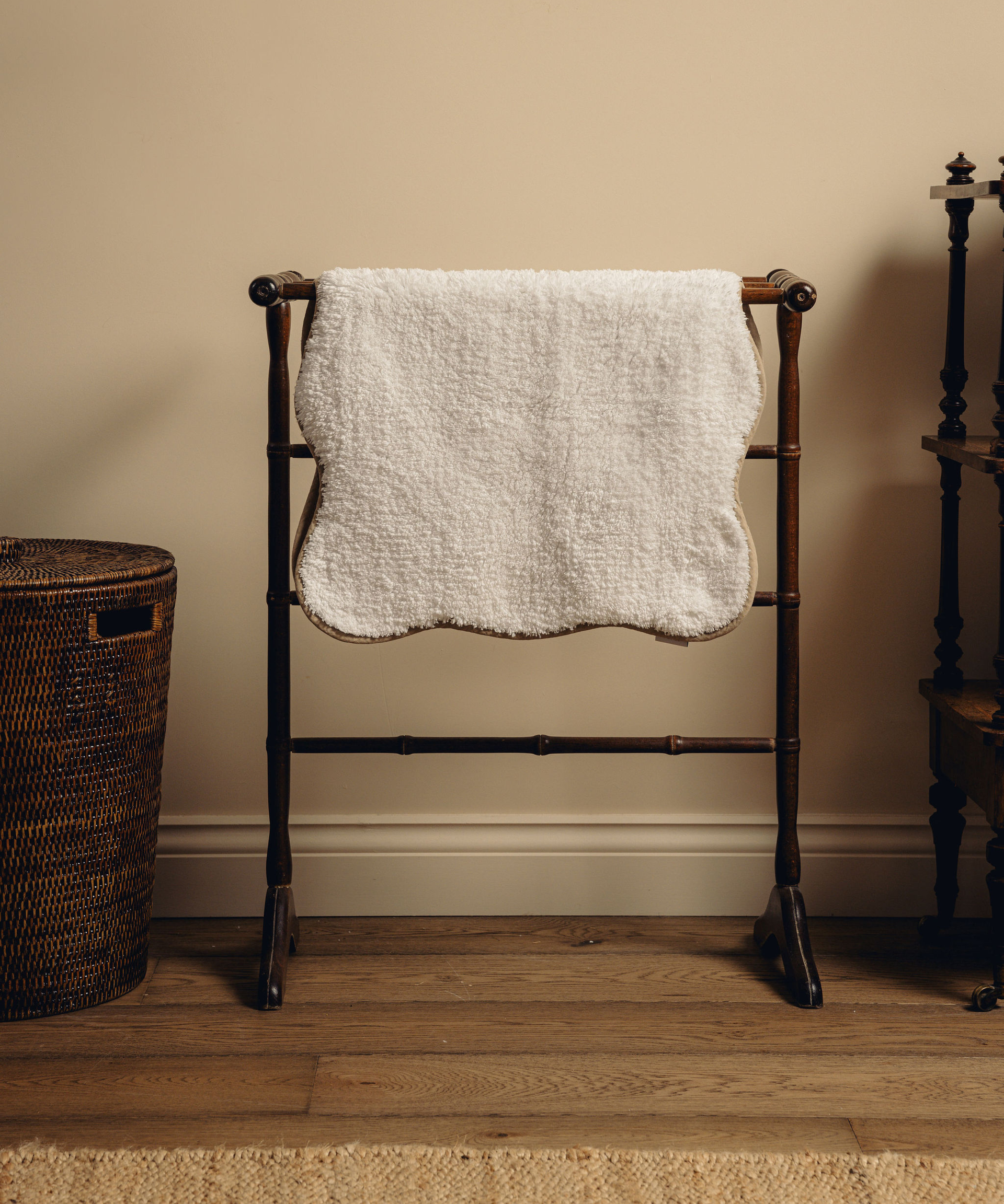 Scalloped Piped Bath Mat, Taupe | REBECCA UDALL – Rebecca Udall